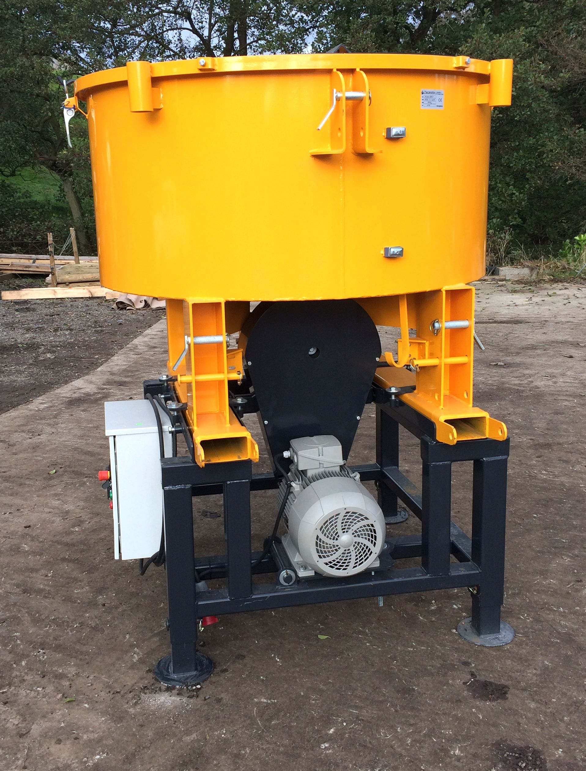 ELECTRICALLY DRIVEN 3 PHASE CONCRETE PAN MIXER - J Bourne Tractors